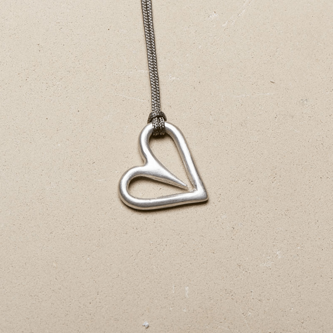 Colar coracão vazado - Camaleoa